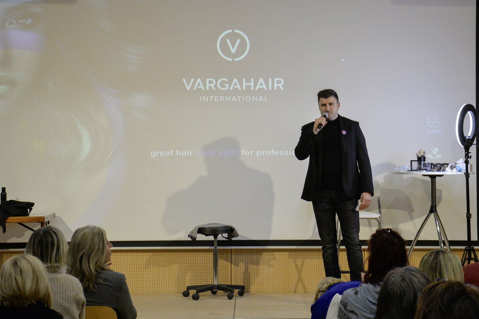 Cevin Dufen rockte in Mödling die Bühne für Innung NÖ und VARGA HAIR Int.